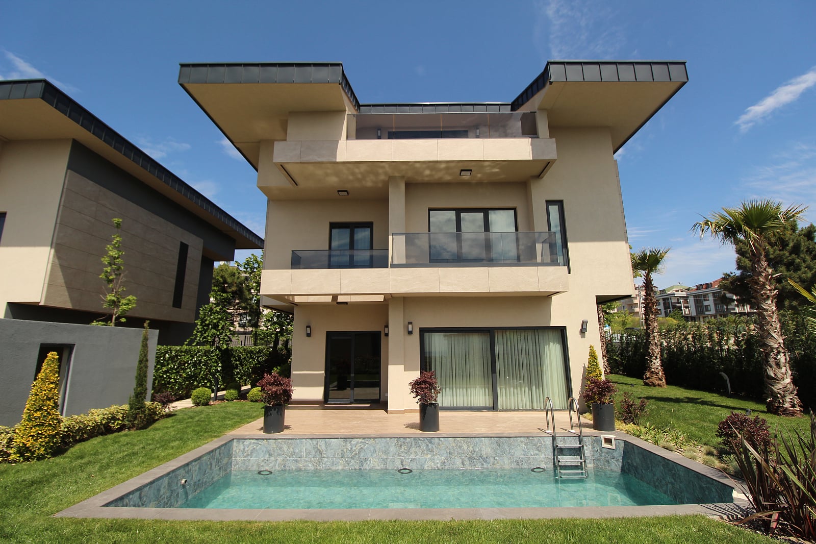 Triplex Villas with Pools and Gardens in Beylikdüzü İstanbul