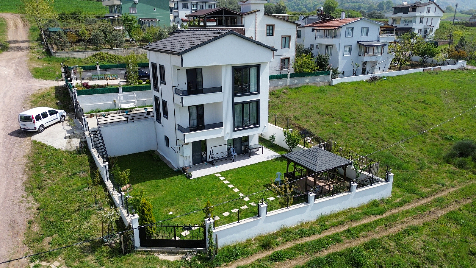 Yalova Akköy'de Deniz Manzaralı Satılık Triplex Villa