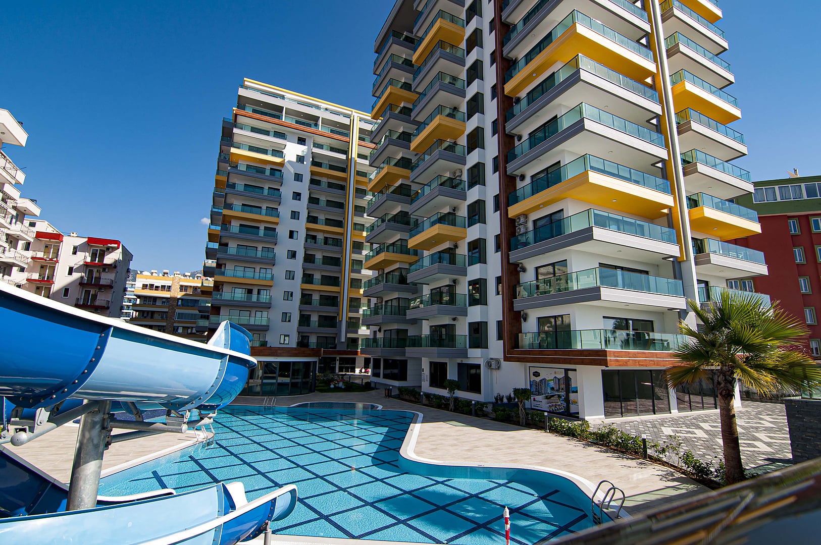 Apartments in a Two-Block Complex by the Sea in Mahmutlar